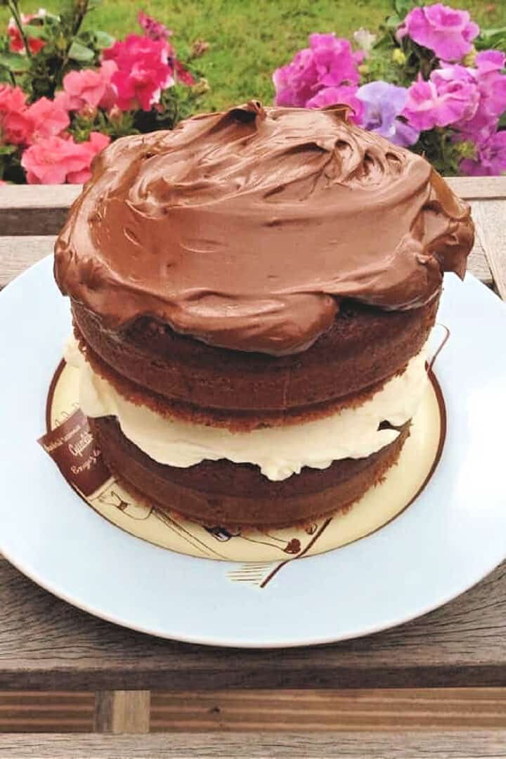 Mini Chocolate Cake with Chocolate Ganache Icing - BakingQueen74